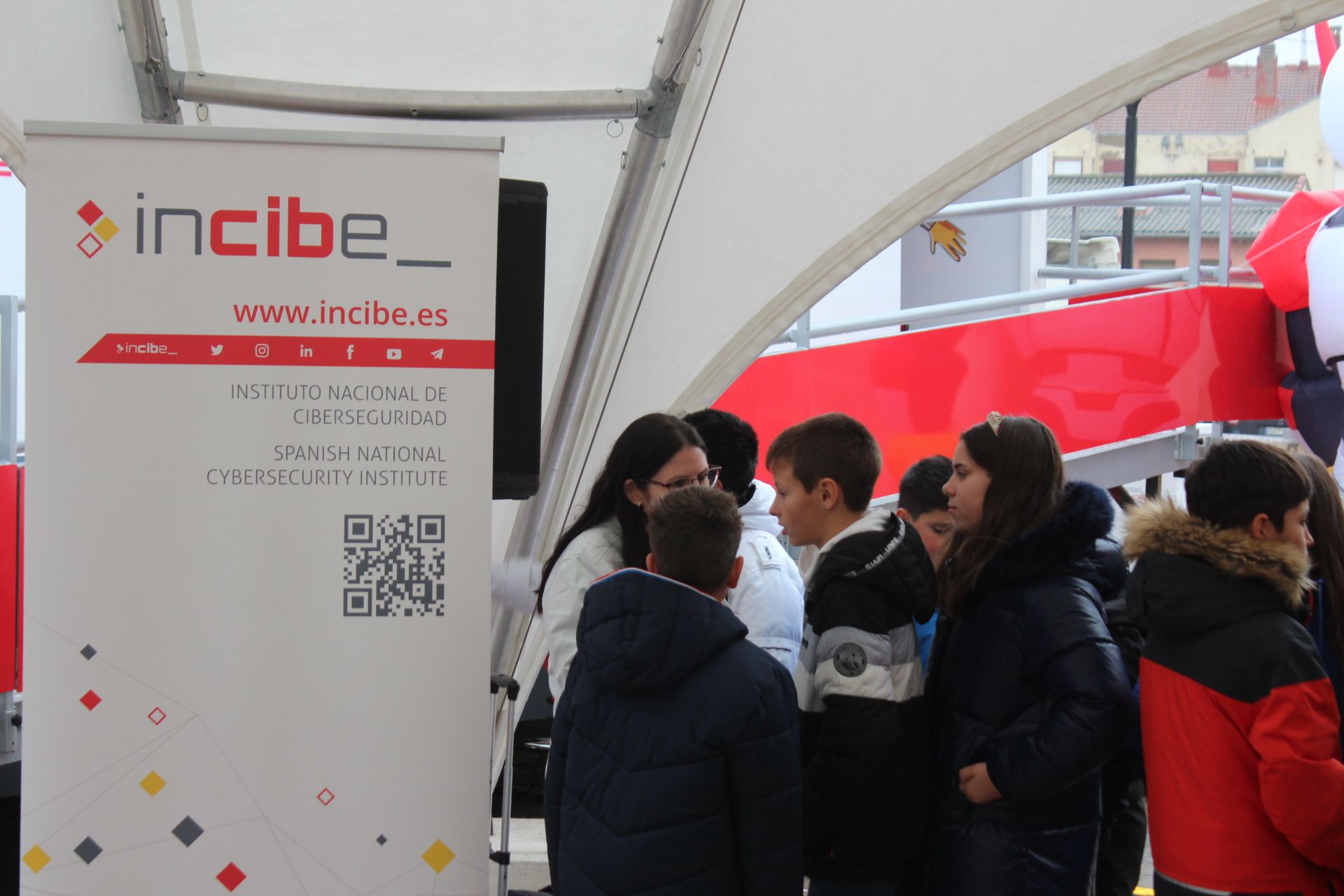 El camión desplegable de la 'Experiencia INCIBE' formará a la ...