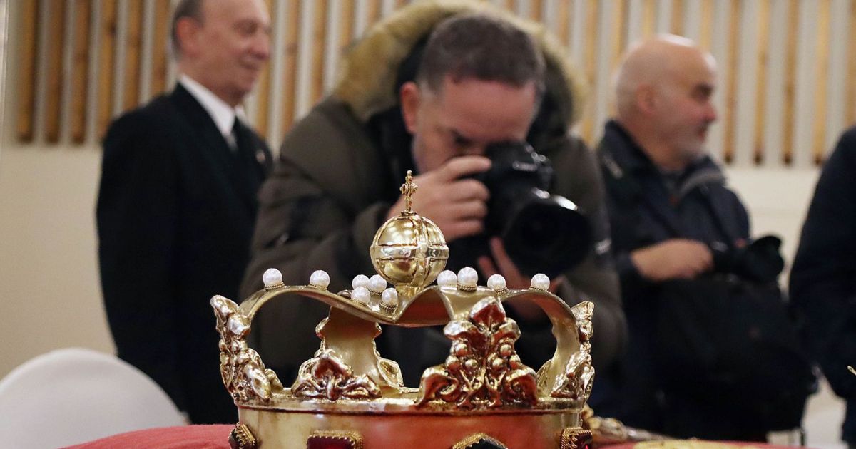 Los Reyes de León estrenan corona y cetro gracias a la Cofradía del ...
