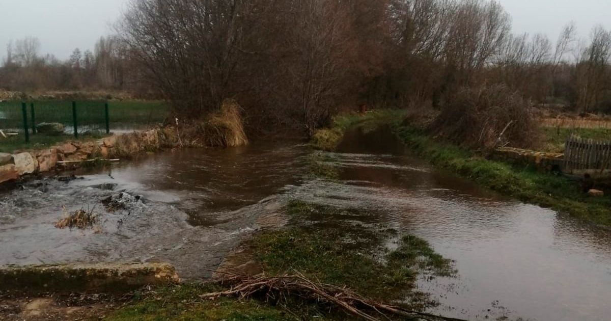 El río Tuerto se desborda a la altura de Villaobispo de Otero (León)