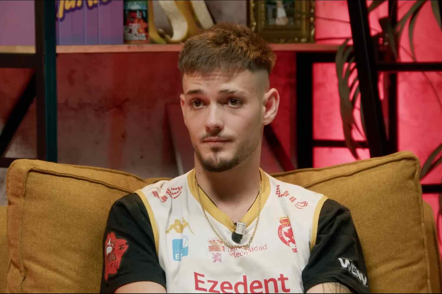 El rapero español Bnet acude al podcast 'Club 113' con la camiseta de la Cultural de Baloncesto