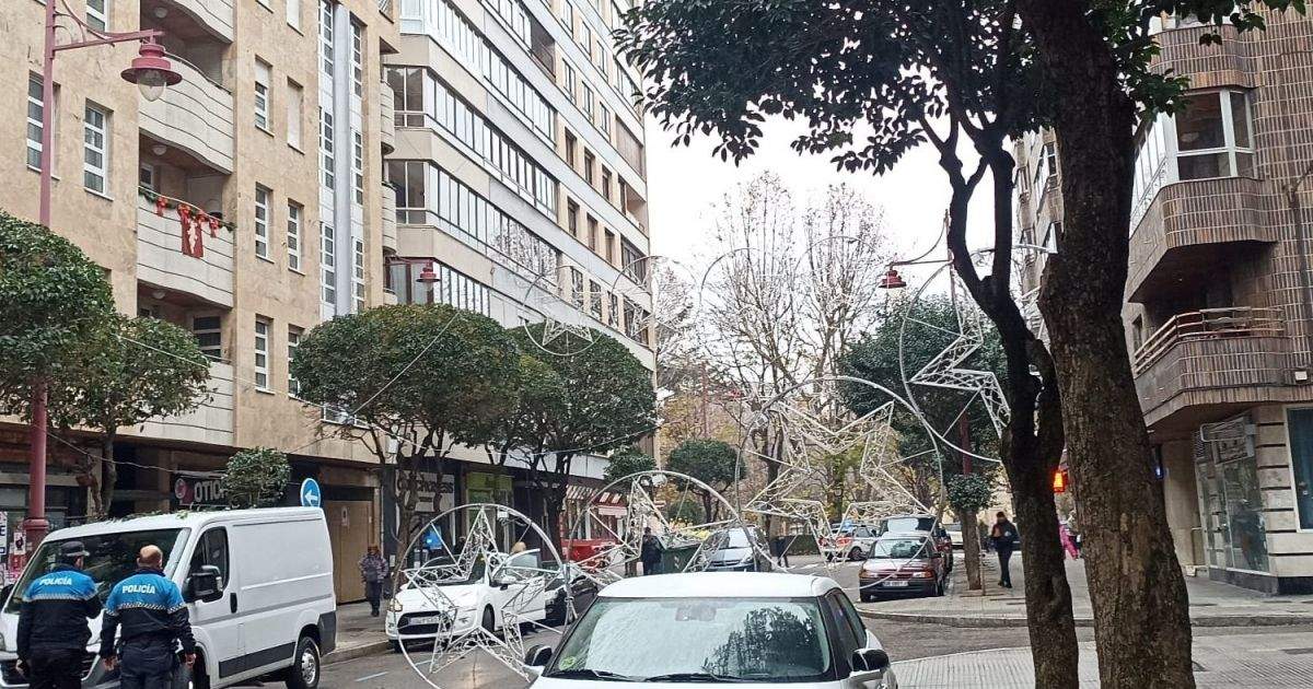 La caída de una de luces navideñas de León provoca el corte al tráfico ...
