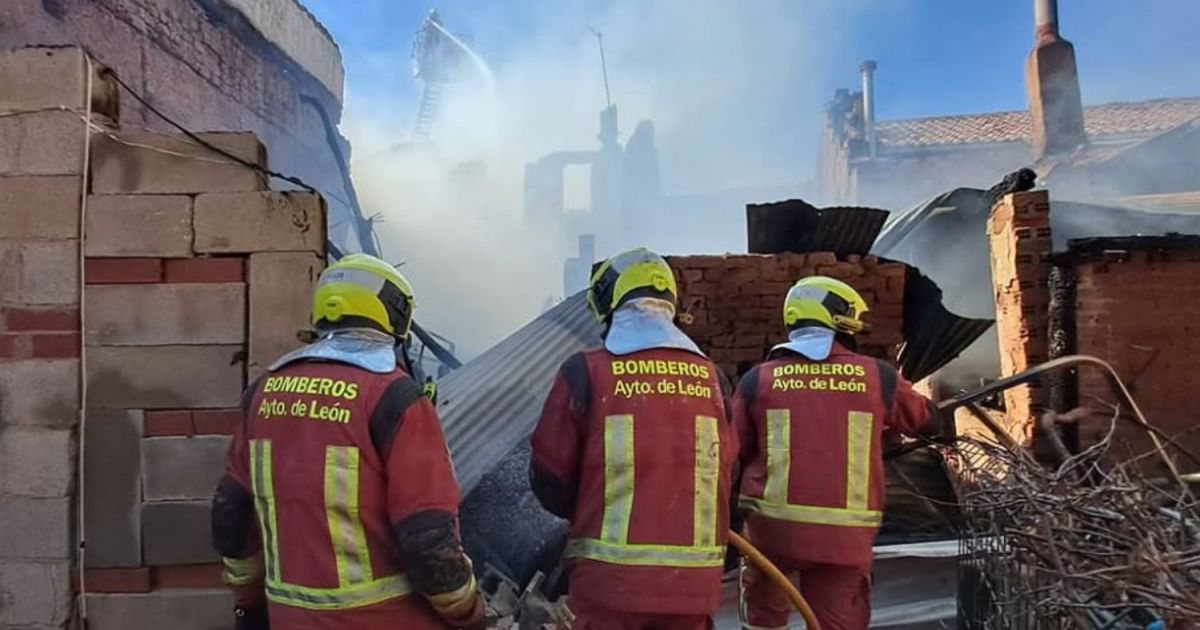 Un incendio calcina una vivienda en Roderos (León)